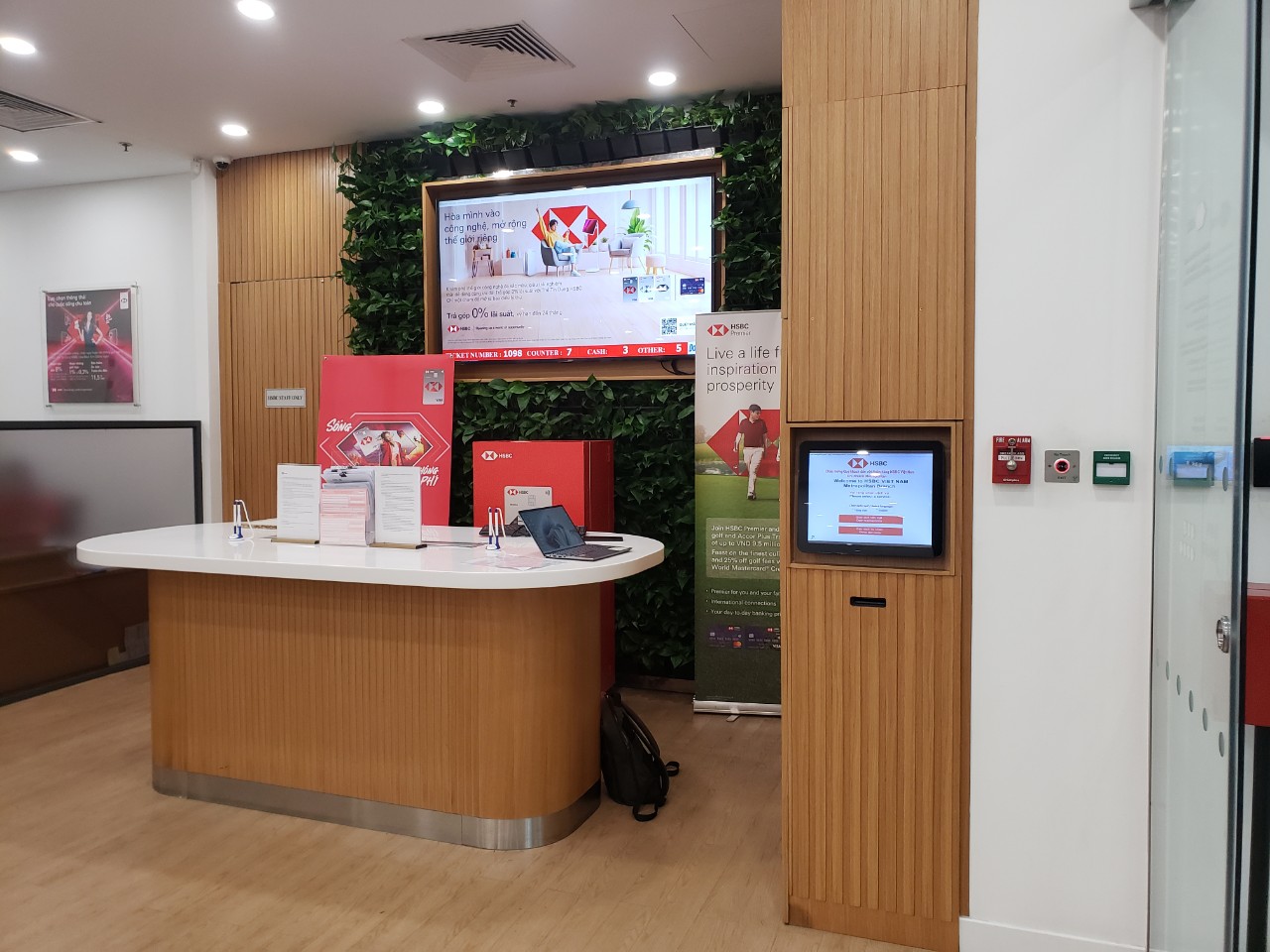 HSBC Metropolitan, Quận 1 - Davisoft Vietnam